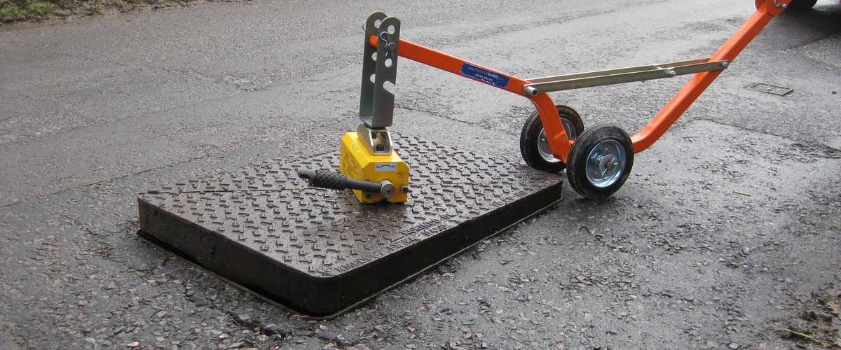 Finding Safe Lifting Equipment for Manhole Cover Lift